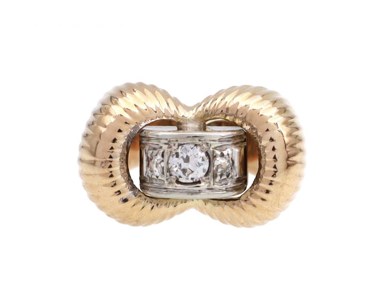 Retro diamond three stone ribbed puff ring in 18kt yellow gold